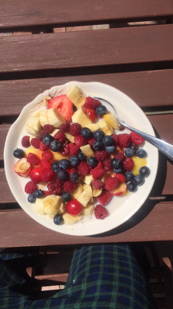 The ultimate fruit breakfast! 🍒🍌🍇 | Fooducate Diet Motivation