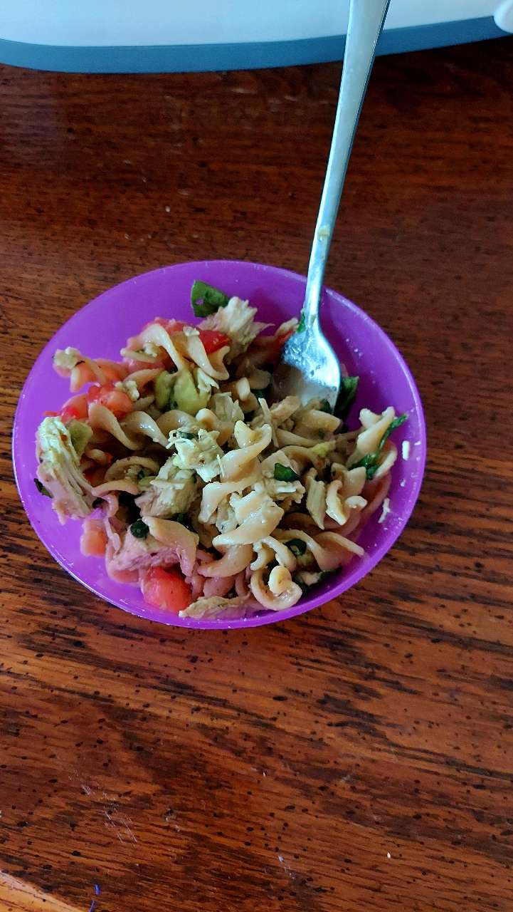 Healthy Chicken pasta. Avocado, red onion, tomatoes, and spinach ...