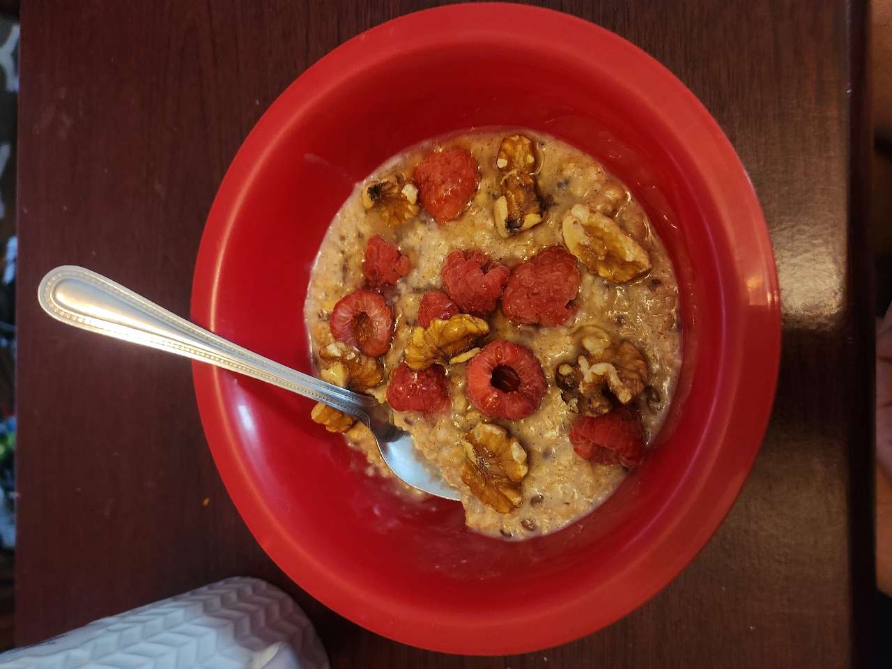 Oatmeal with raspberries, walnuts, cinnamon and agave | Fooducate Diet ...