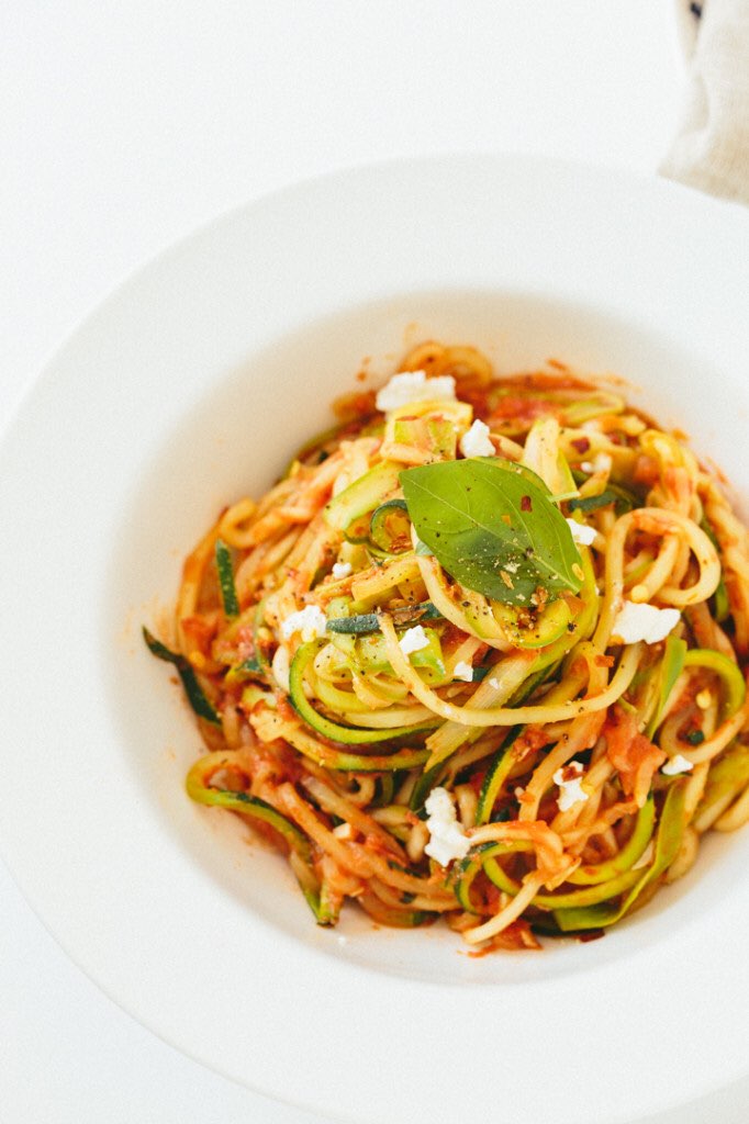 Zucchini pasta with homemade sauce: Directions, calories, nutrition ...