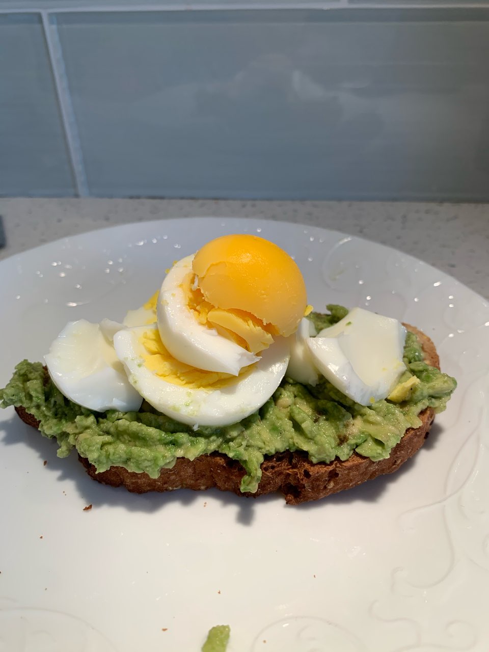 egg guac toast: Directions, calories, nutrition & more | Fooducate
