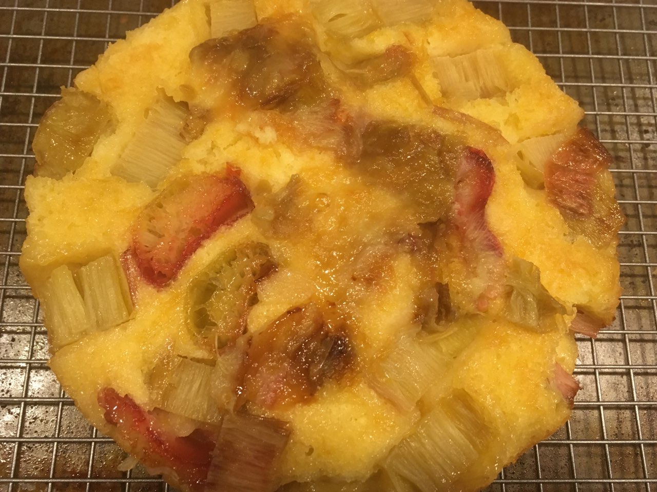 Rhubarb Sponge Cake: Directions, calories, nutrition & more | Fooducate