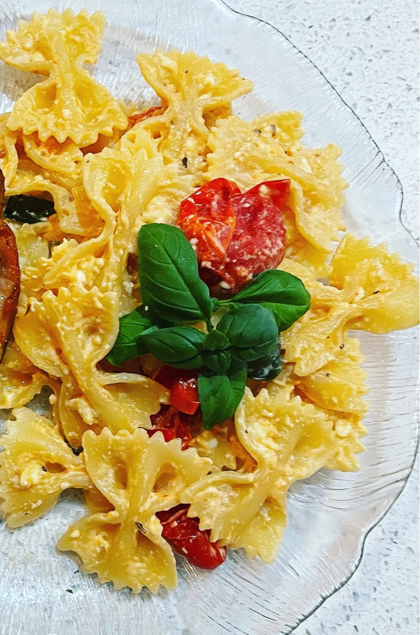 Pasta with feta and cherry tomatoes: Directions, calories, nutrition ...