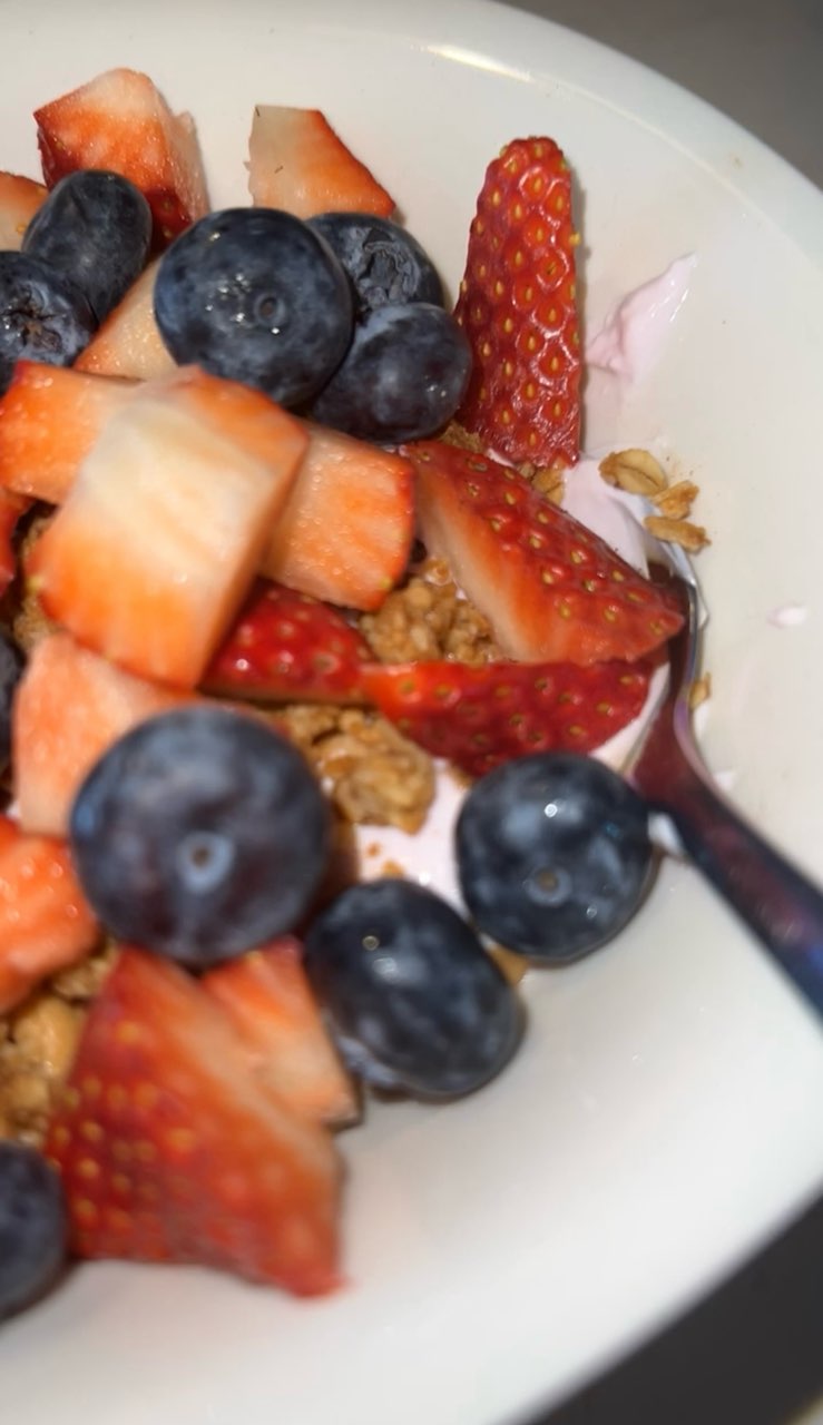 Yogurt Bowl: Directions, calories, nutrition & more | Fooducate